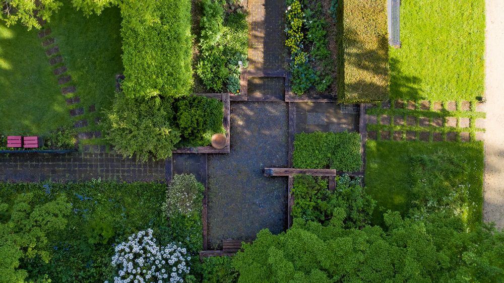 The first comprehensive study of the life and work of the Dutch ...